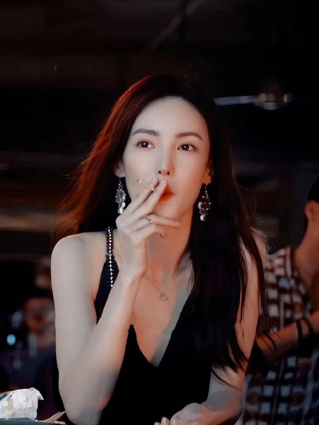 "Sexy and beautiful dealer" Jin Chen, smoking beautifully, full of ...