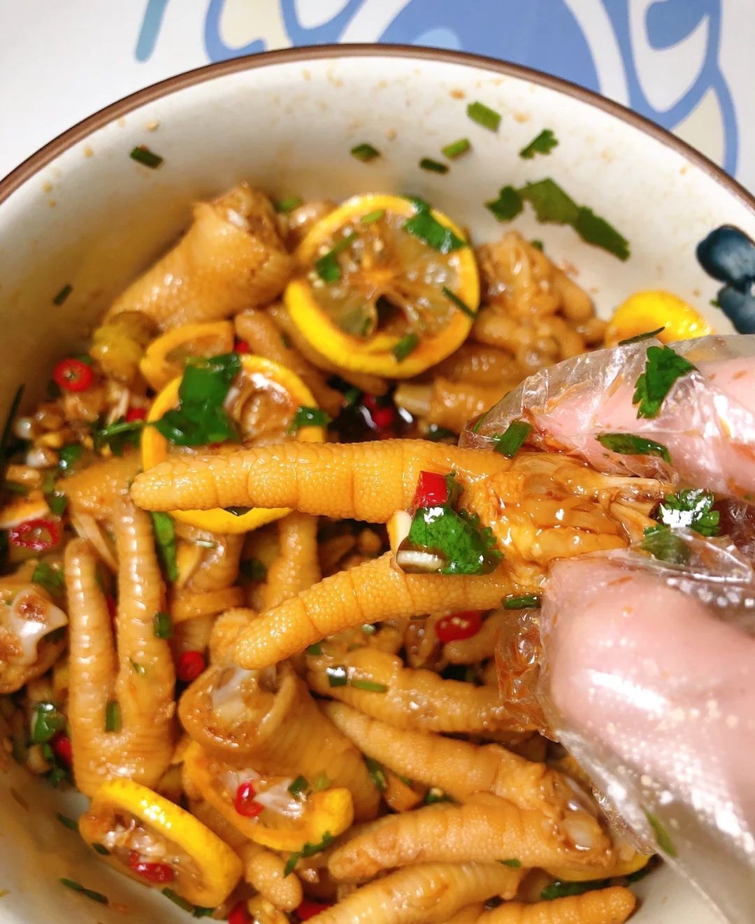 Teach you to make crispy and delicious pickled chicken feet, simple ...