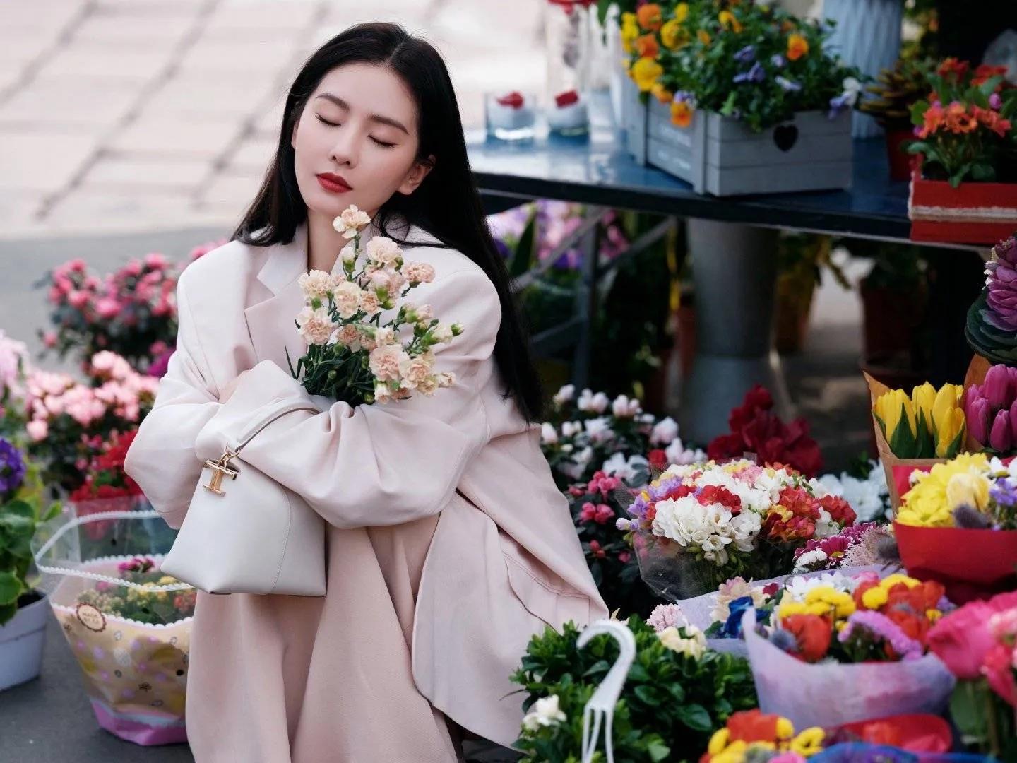 The video of Liu Shishi holding flowers is so beautiful that Liu Yifei ...