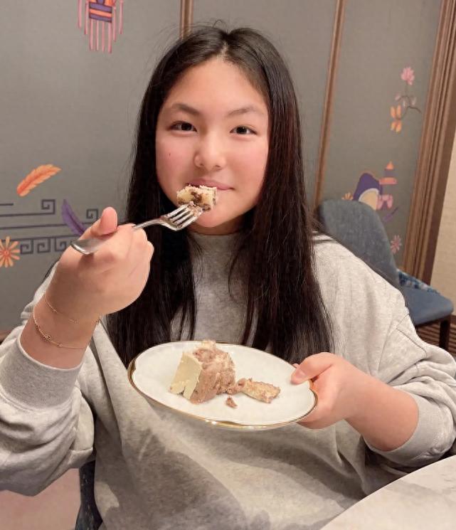 12-year-old Wang Shiling makes cakes at home and steals the spotlight ...