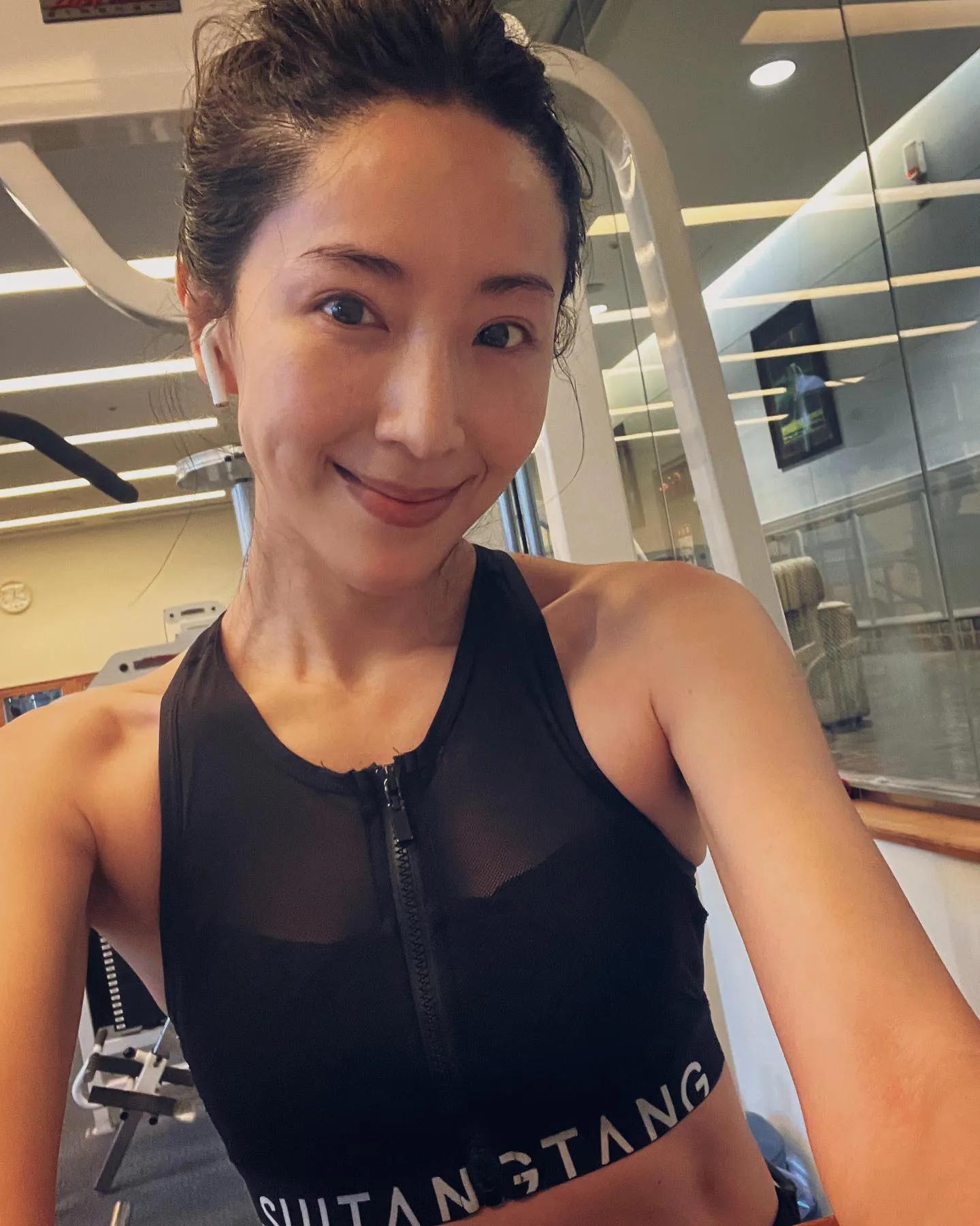 41-year-old Sui Tang takes photos of her fitness without makeup and ...