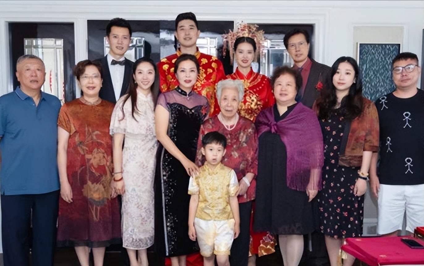 A group photo of 13 members of Zhang Changning's family was released ...