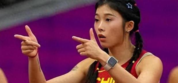 Hurdle goddess Wu Yanni is in trouble again! Still looking disdainful ...