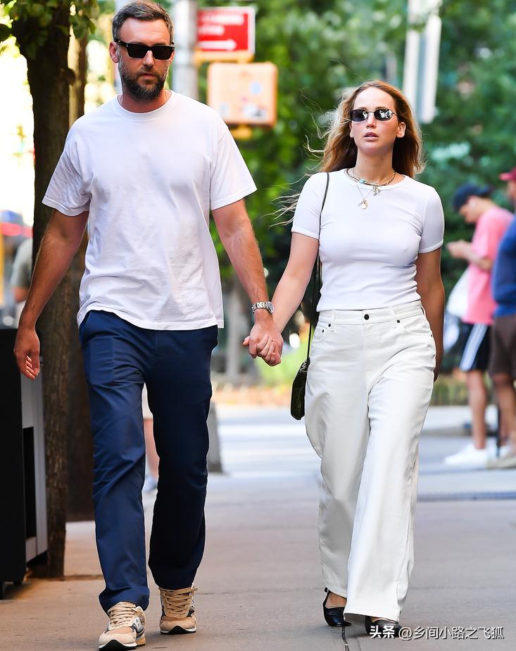 Jennifer Lawrence and her husband hold hands and go out on the street ...
