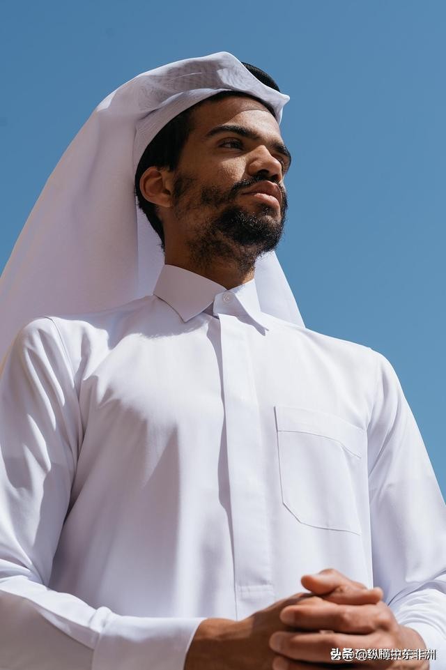 Why do Arab men in the Middle East wear plaid hijabs? - iNEWS