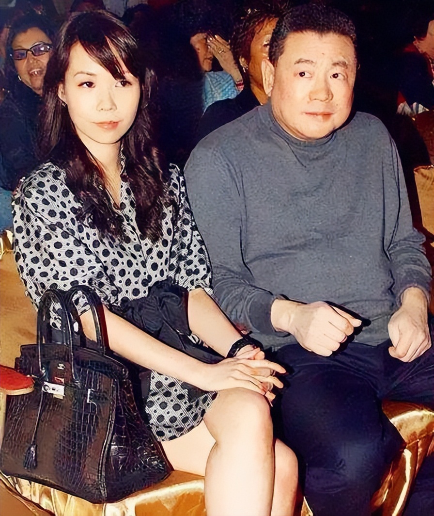 Liu Luanxiong's wife, Gan Bi, is quite good at wearing clothes, and ...