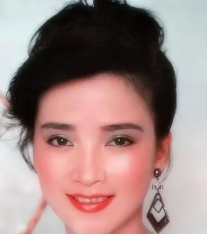 Chinese model Ye Jihong is stunningly beautiful! Is Li Jiaxin eclipsed ...