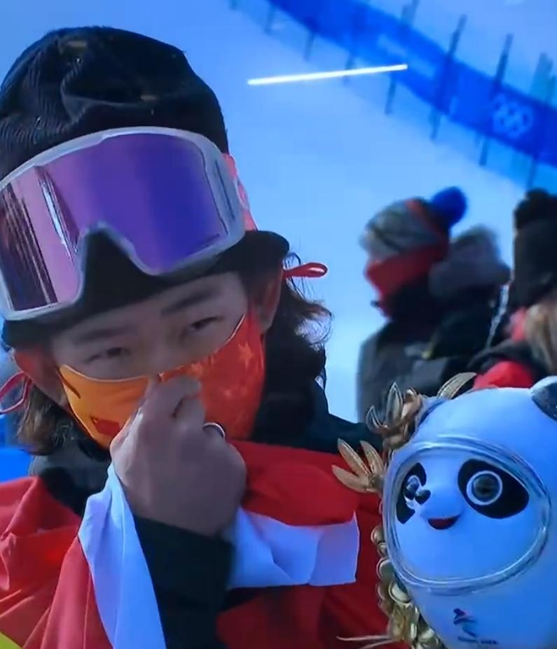 17-year-old Su Yiming holds up the ice pier!After the game, he showed his English throughout the ...