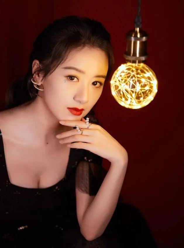 A new generation of young actress Yuan Bingyan - iNEWS