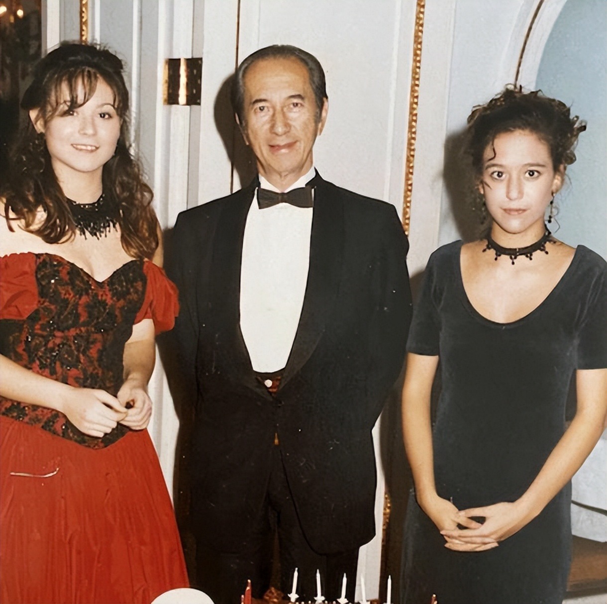 He Jiawen and her husband Sam's family took a group photo. He Jiawen is ...