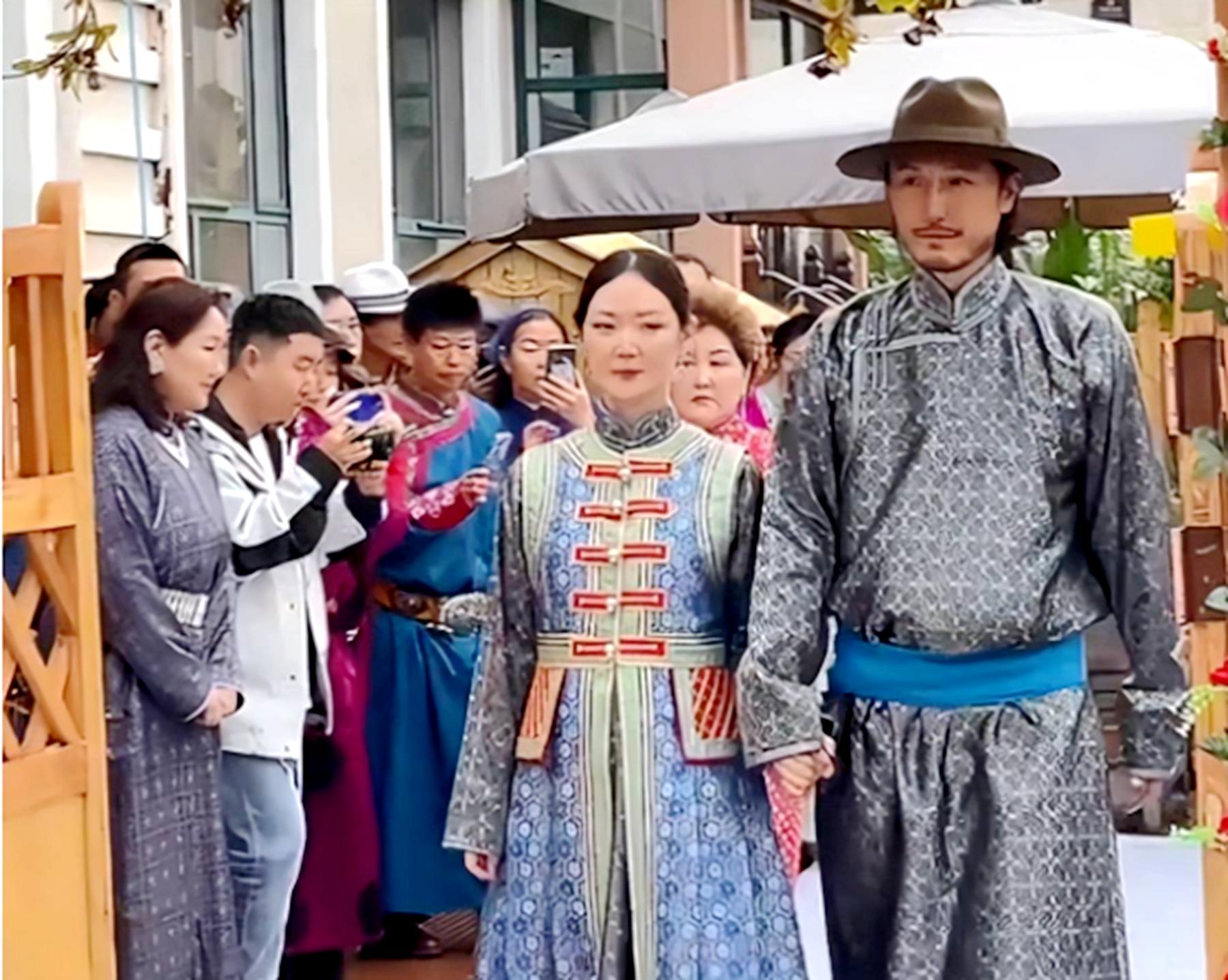 The daughter of the auspicious three treasures and her newlywed husband ...