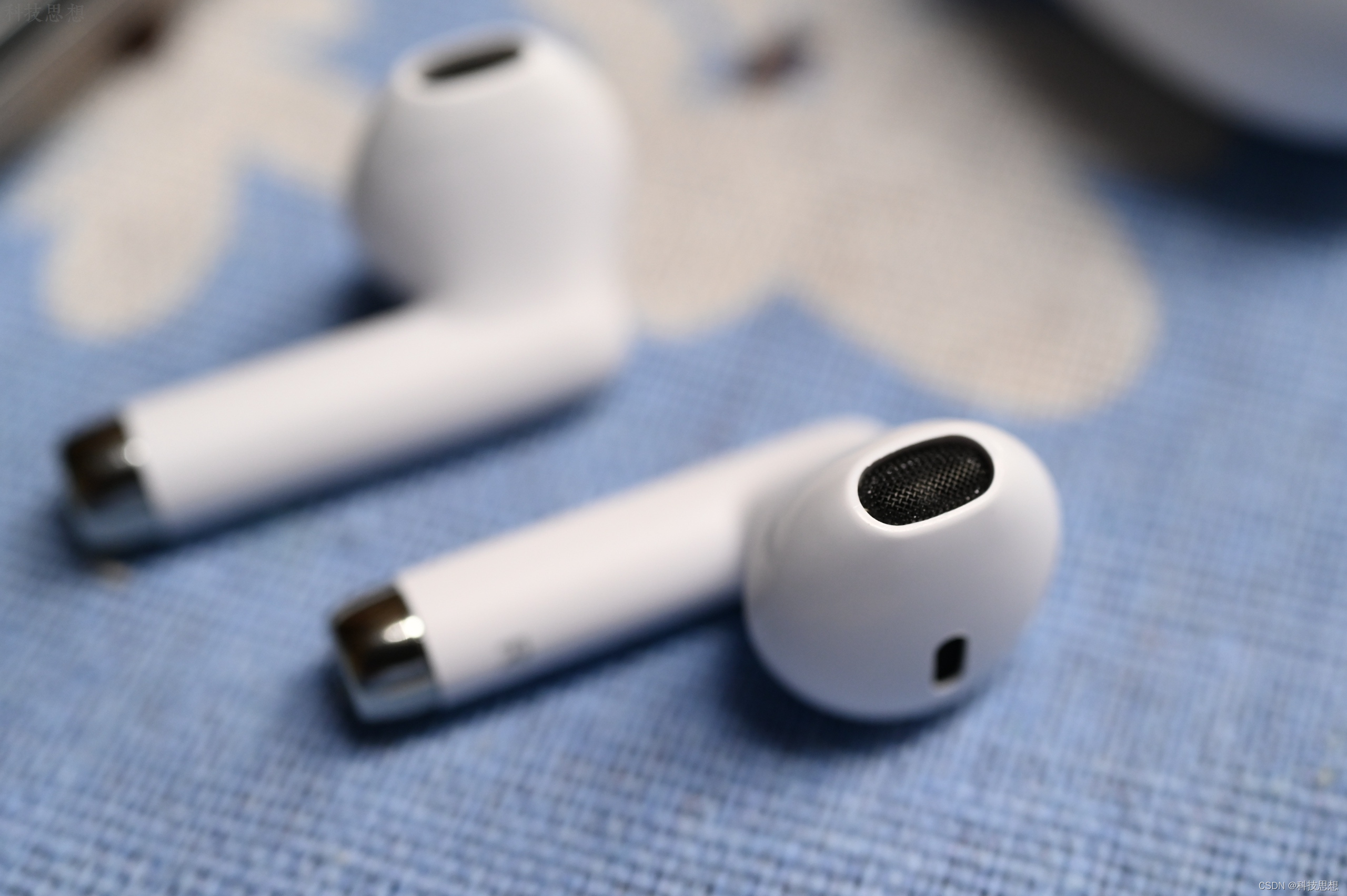 Small headphones that are more suitable for listening to music online ...