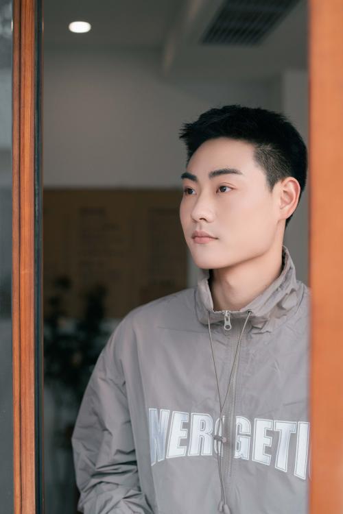 Actor Zhang Yiyuan's spring photo is cool, handsome and sunny - iNEWS
