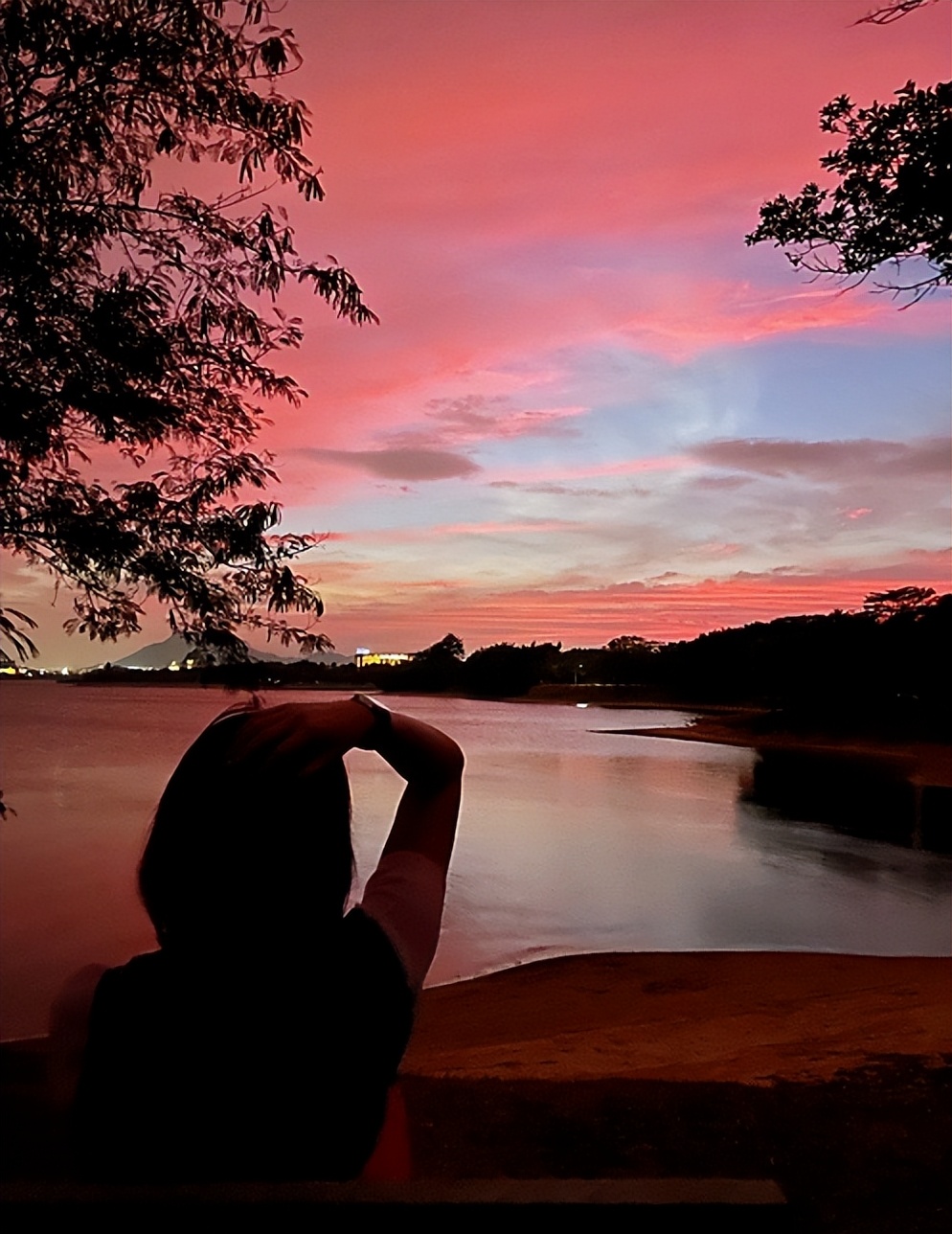 Zhu Hua: Going to the Internet celebrity check-in place to play, the ...