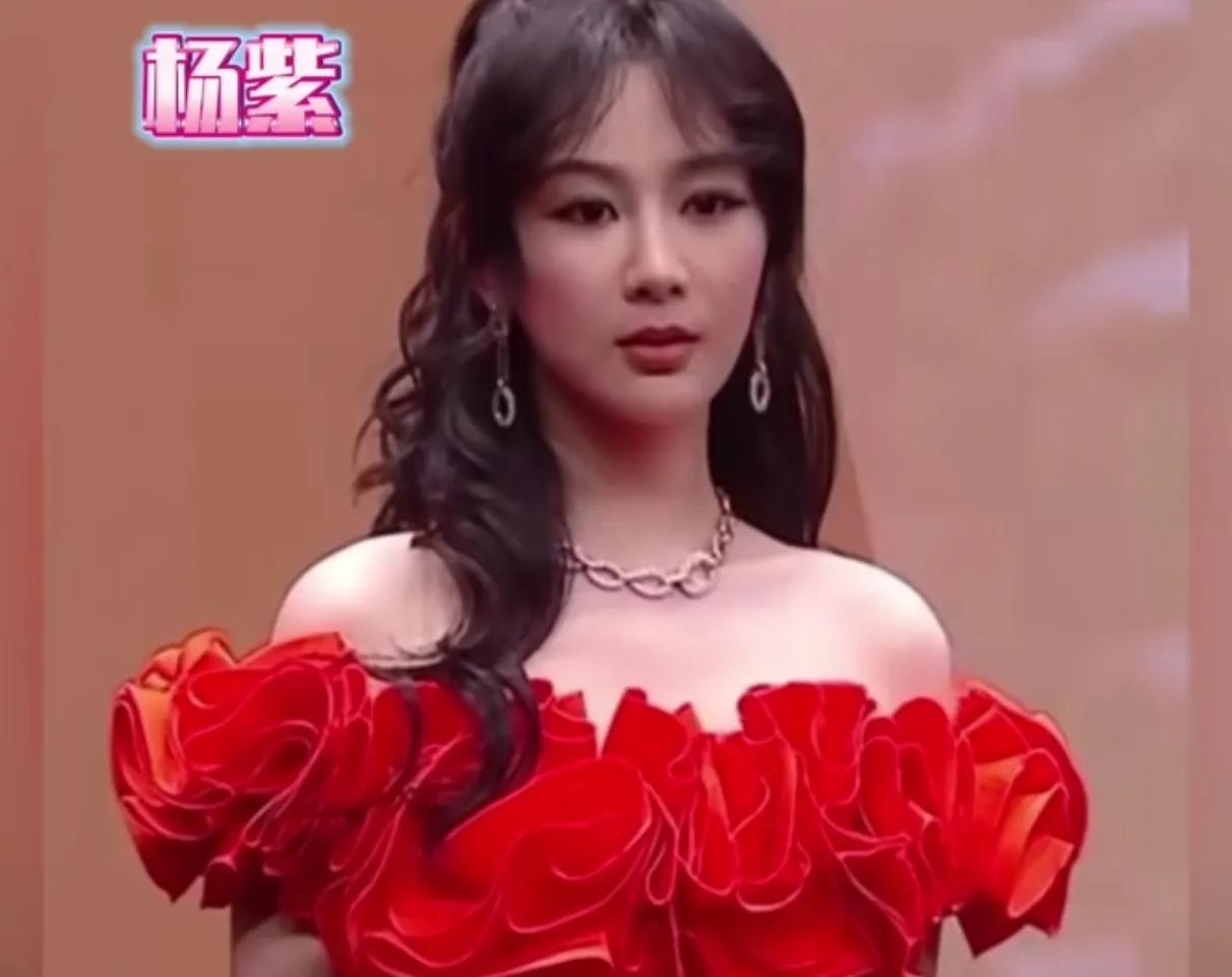 Harper's Bazaar red carpet: Yang Zi's face is stiff, the baby is ...