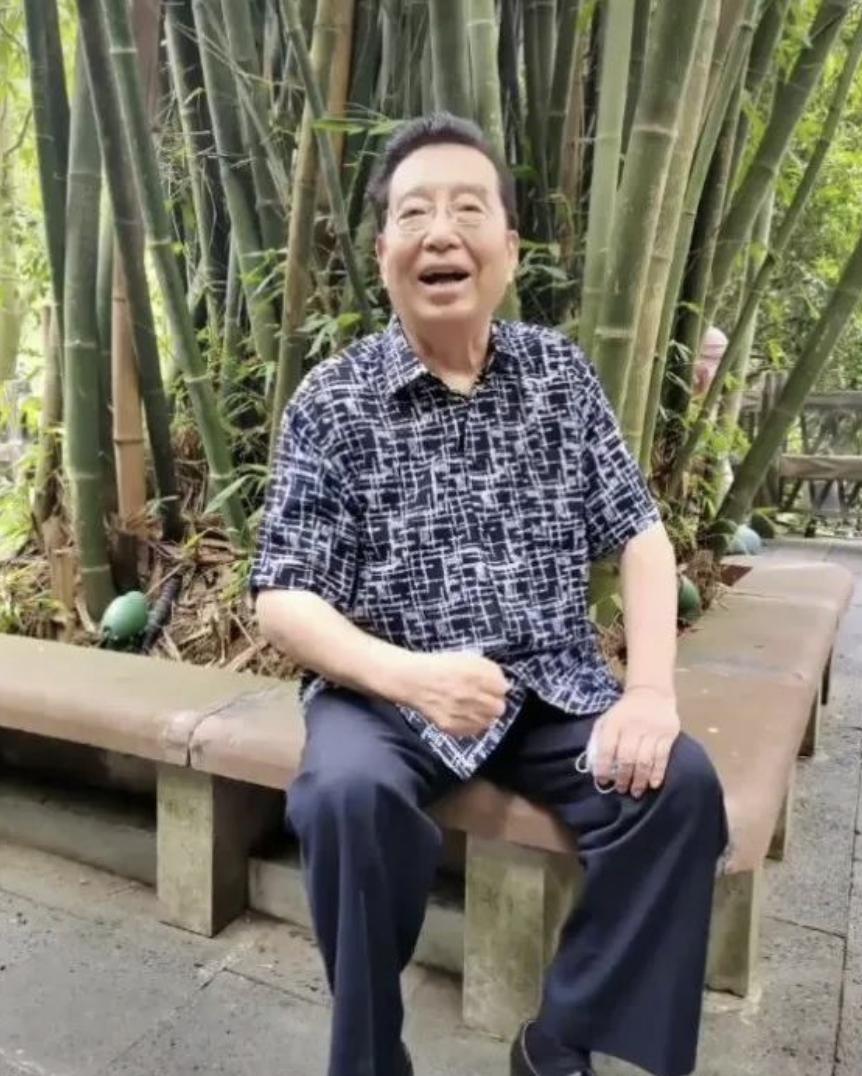 84-year-old Li Shuangjiang was sitting in the park and was met by ...