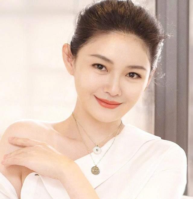 Wang Xiaofei went wild with two beauties late at night and entered the ...