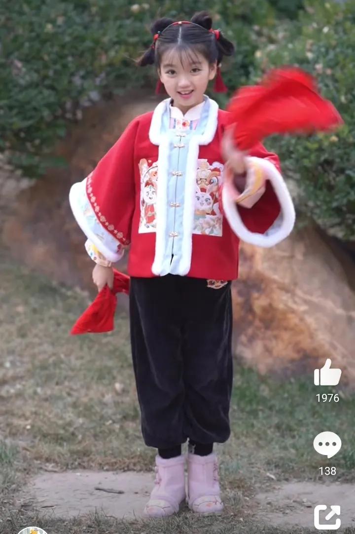 Alalei danced and smiled reluctantly during the Lantern Festival ...