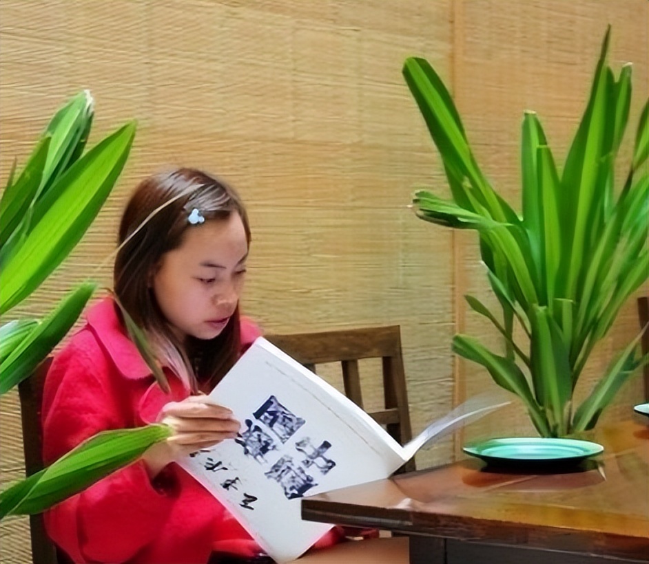 A female fan ran into Sister Feng, she was bloated and tired, netizens ...