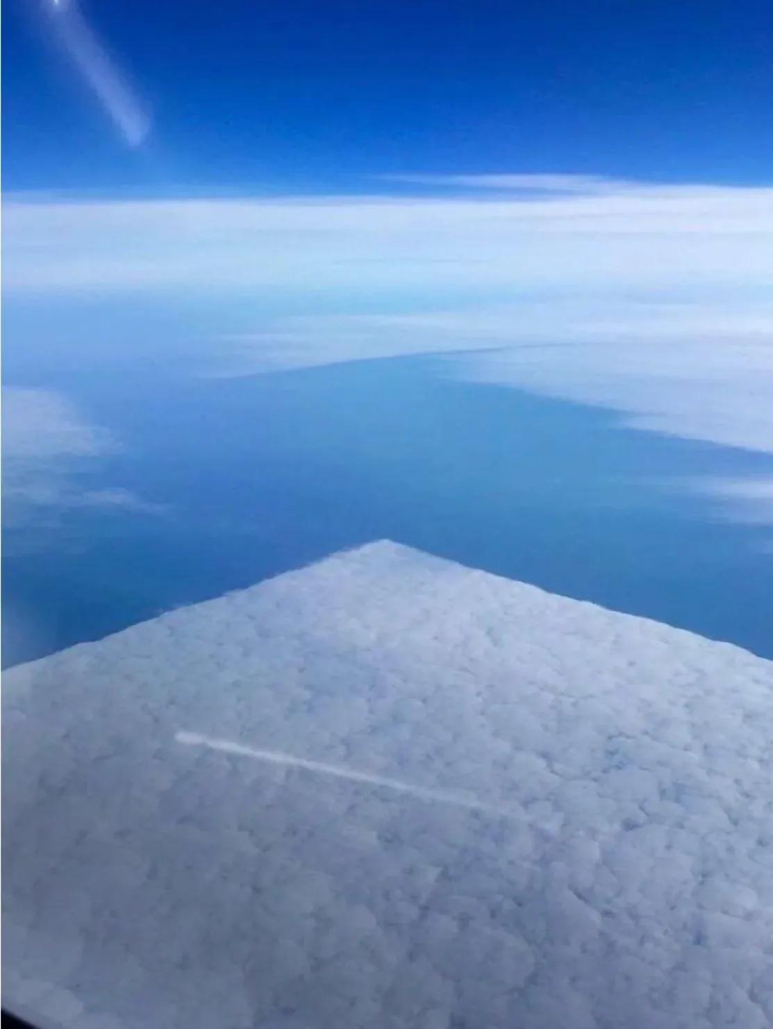Found a UFO in the air?What does the square cloud contain? - iMedia