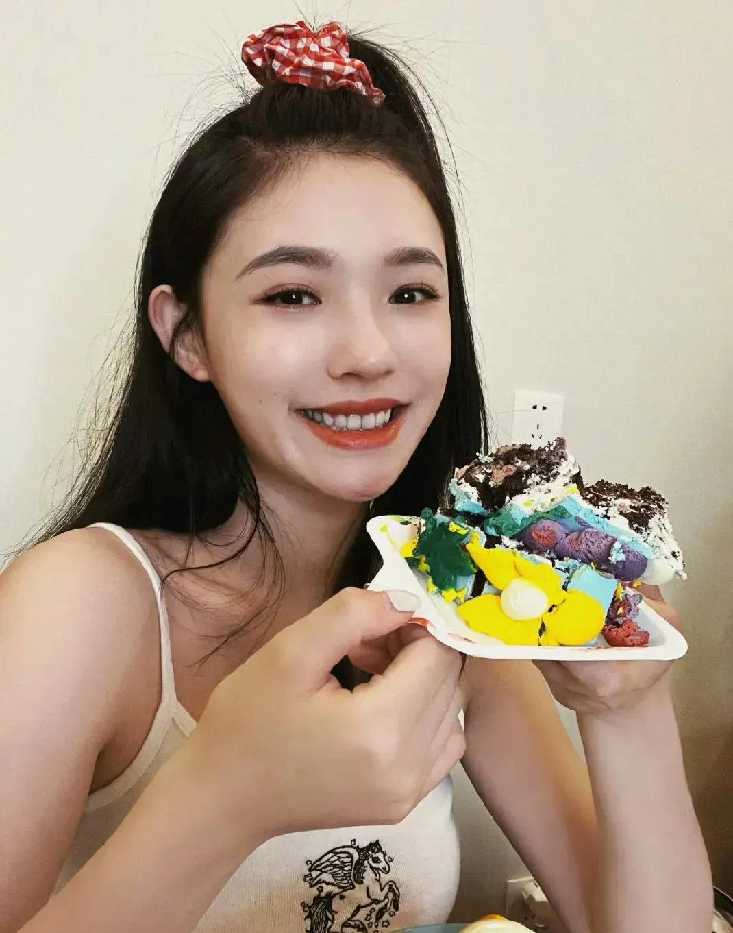 7 female stars celebrate their birthdays: Song Dandan, Ni Ni simple ...