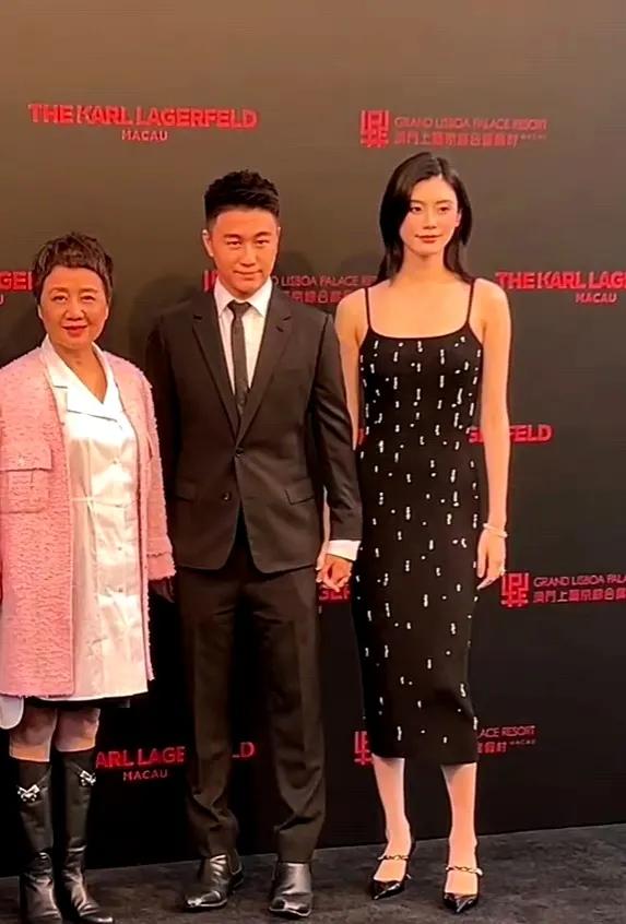 Xi Mengyao and He Youjun attended the event hand in hand - iNEWS