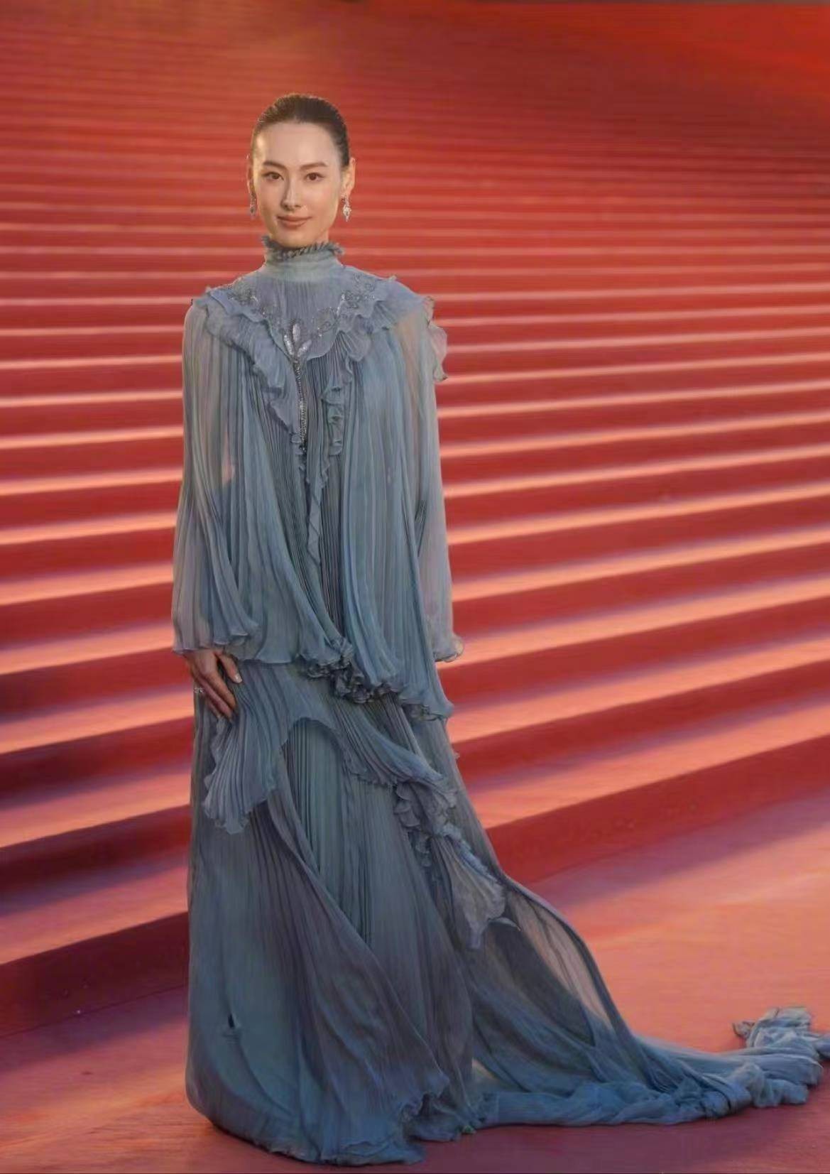 Liang Luoshi looks aristocratic on the red carpet after a long absence ...