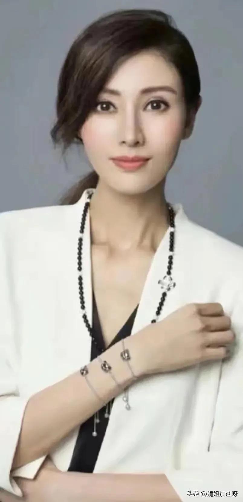 Share pictures, temperament goddess Li Jiaxin - iNEWS