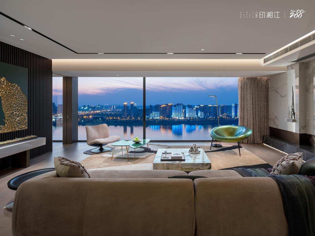 The rain falls on the Xiangjiang River outside the window, in the ...