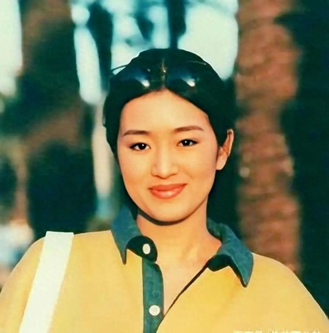 Do you know who He Zhengjun is? He missed Gong Li and married his first ...