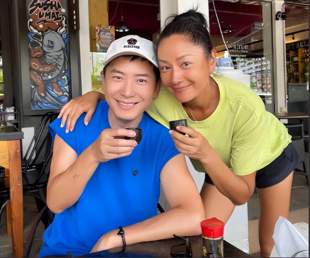 52-year-old Qu Ying and Dai Jun are on vacation in Thailand! The gesture of hugging shoulders ...
