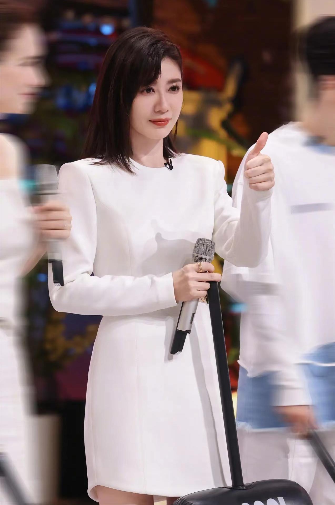 In her 40s, Jia Jing is still fashionable and charming. Every movement ...