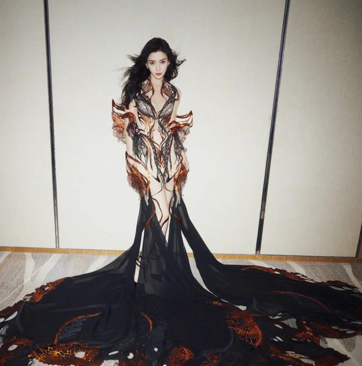 Yang Ying's suit is too technological. - iNEWS