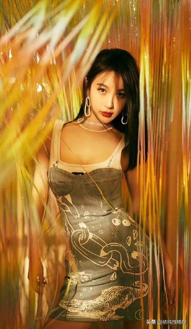 Li Feier fashion photo!Thick eyebrows and red lips are sexy and ...