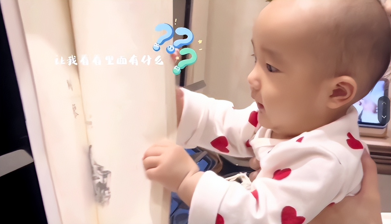 Haiha Jinxi accompanies her daughter to play the piano, her eyes full ...