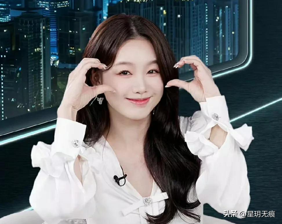 Screenshot of Xu Mengjie's live broadcast tonight, a good-looking smile ...
