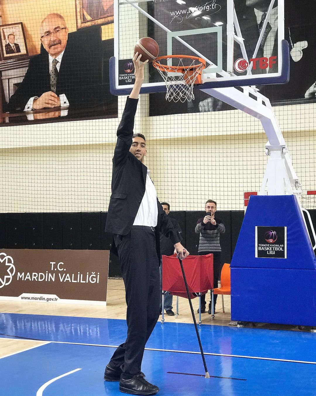 "The world's tallest man" divorced his ex-wife who was 80cm apart, and went to Russia to find ...