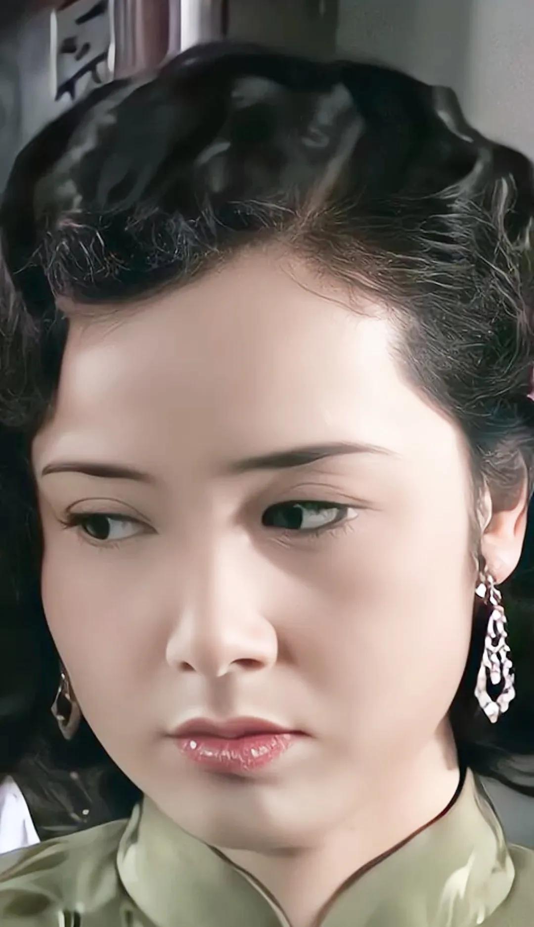 When she was young, Jiang Wenli was strangely beautiful. - iNEWS