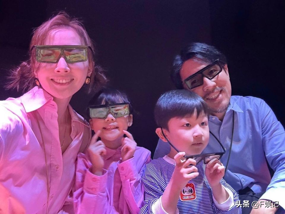 Tan Junyan went out to play with his wife and children on vacation and ...