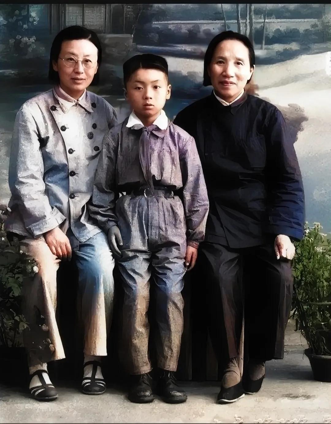 In the 1950s, Mao Yuanxin took a rare group photo with his mother Zhu ...