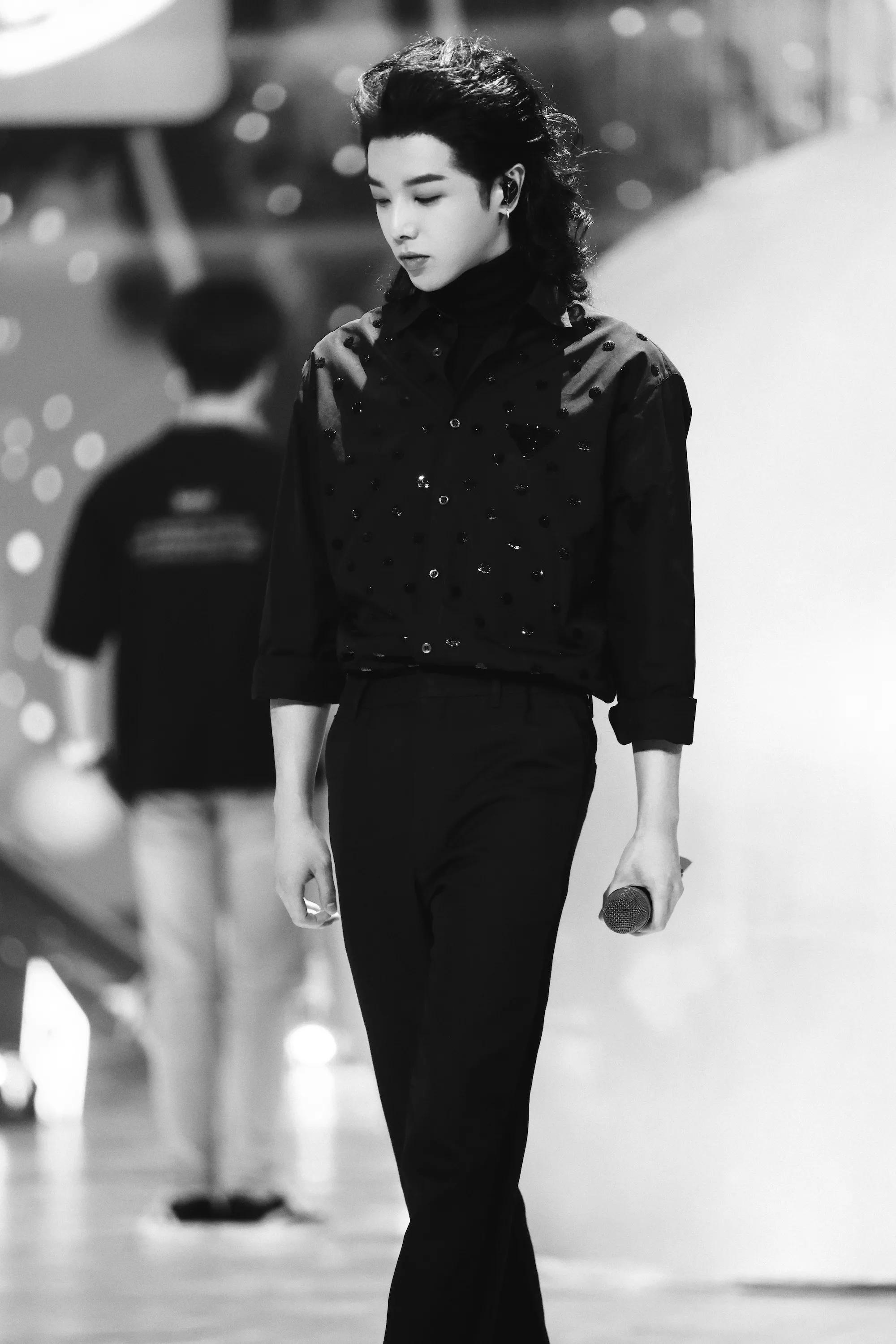 Powerful singer Hua Chenyu takes the stage to sing Hunan Satellite TV ...