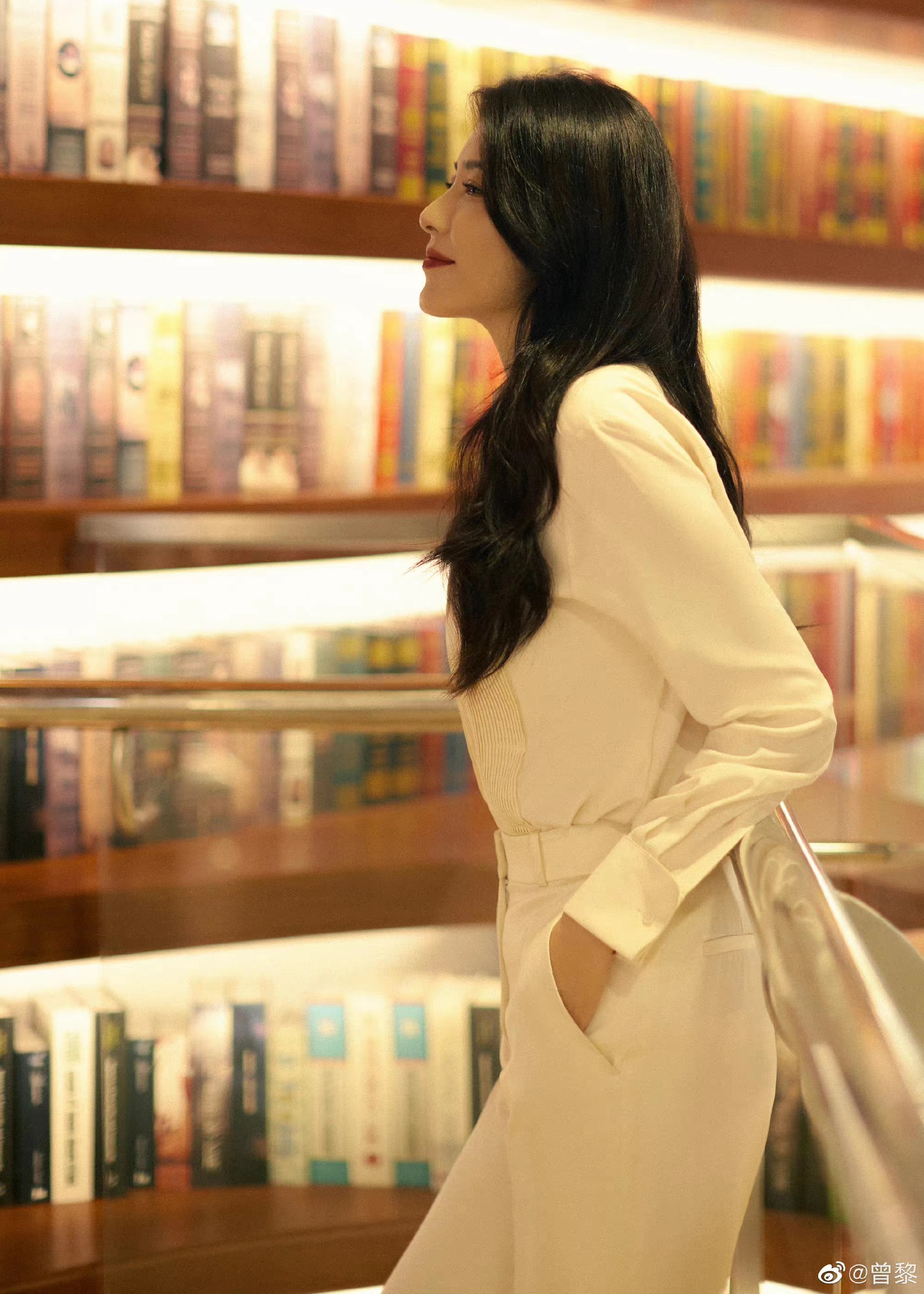 46-year-old Zeng Li is really young, wearing a simple white dress, with ...