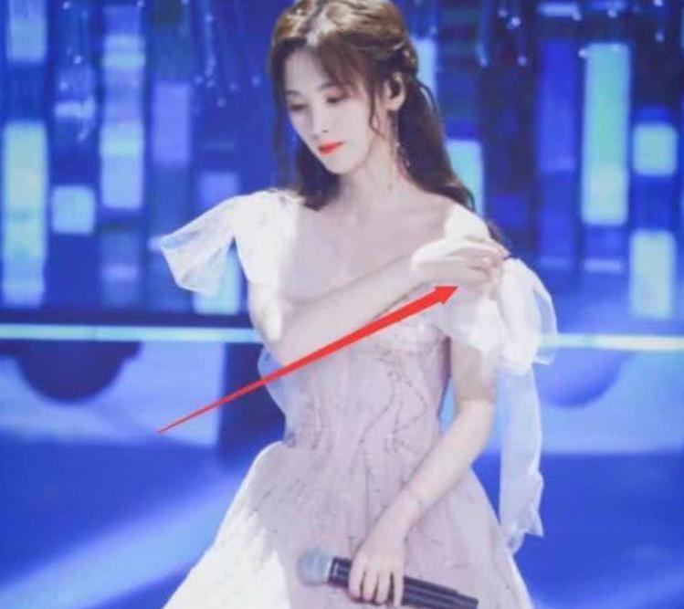 Ju Jingyi went on stage to sing, but unexpectedly her shoulder straps ...