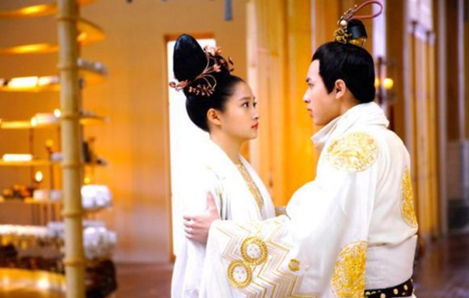 Disregarding ethics, Emperor Liu Ziye summoned his aunt late at night ...