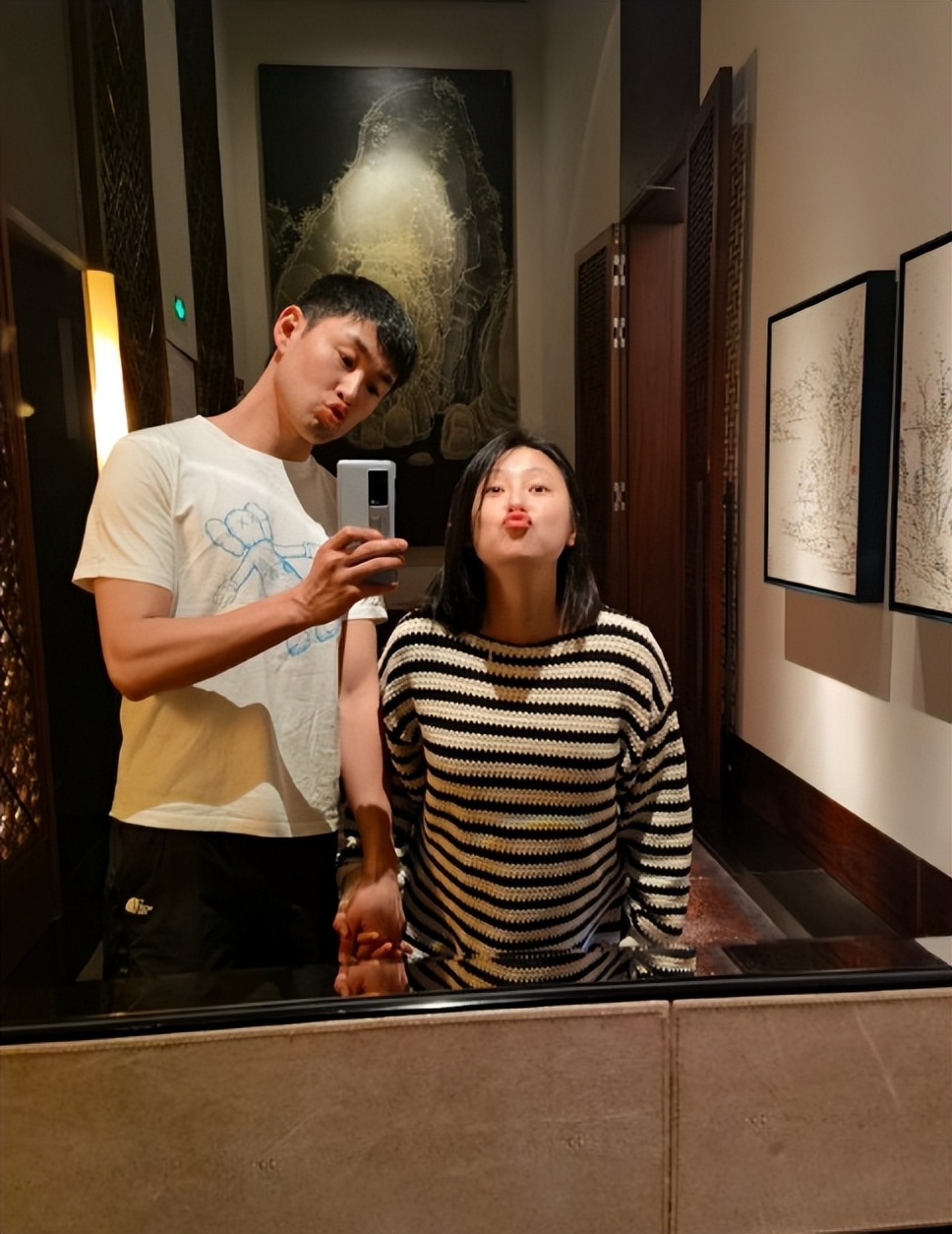 Ai Jiani posted a family photo, happy to complain that Wang Yanlin's ...