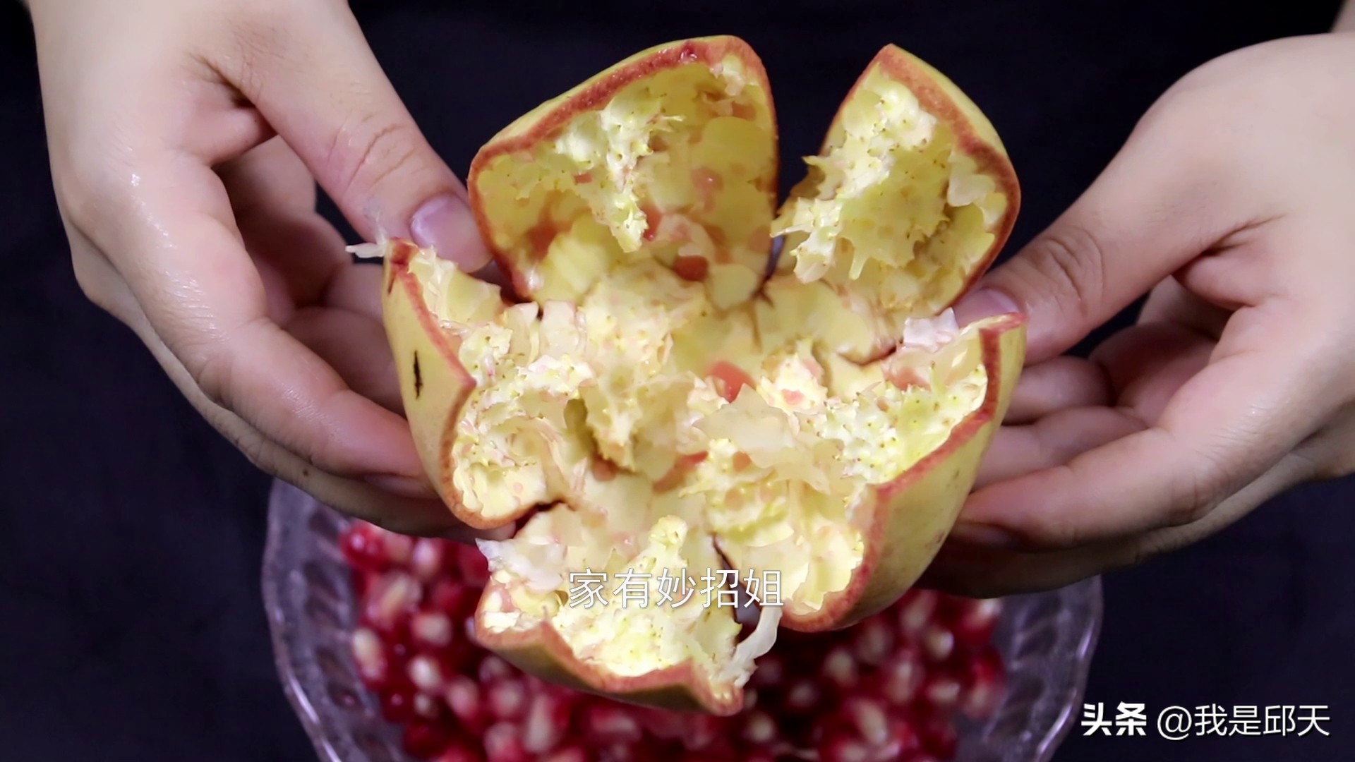 When peeling a pomegranate, you can peel off the pomegranate seeds with ...