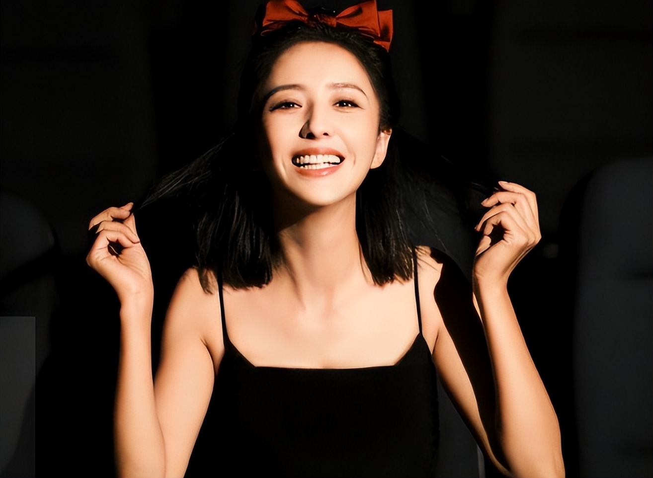 Zhu Lingling accompanied her second husband to attend the group ...