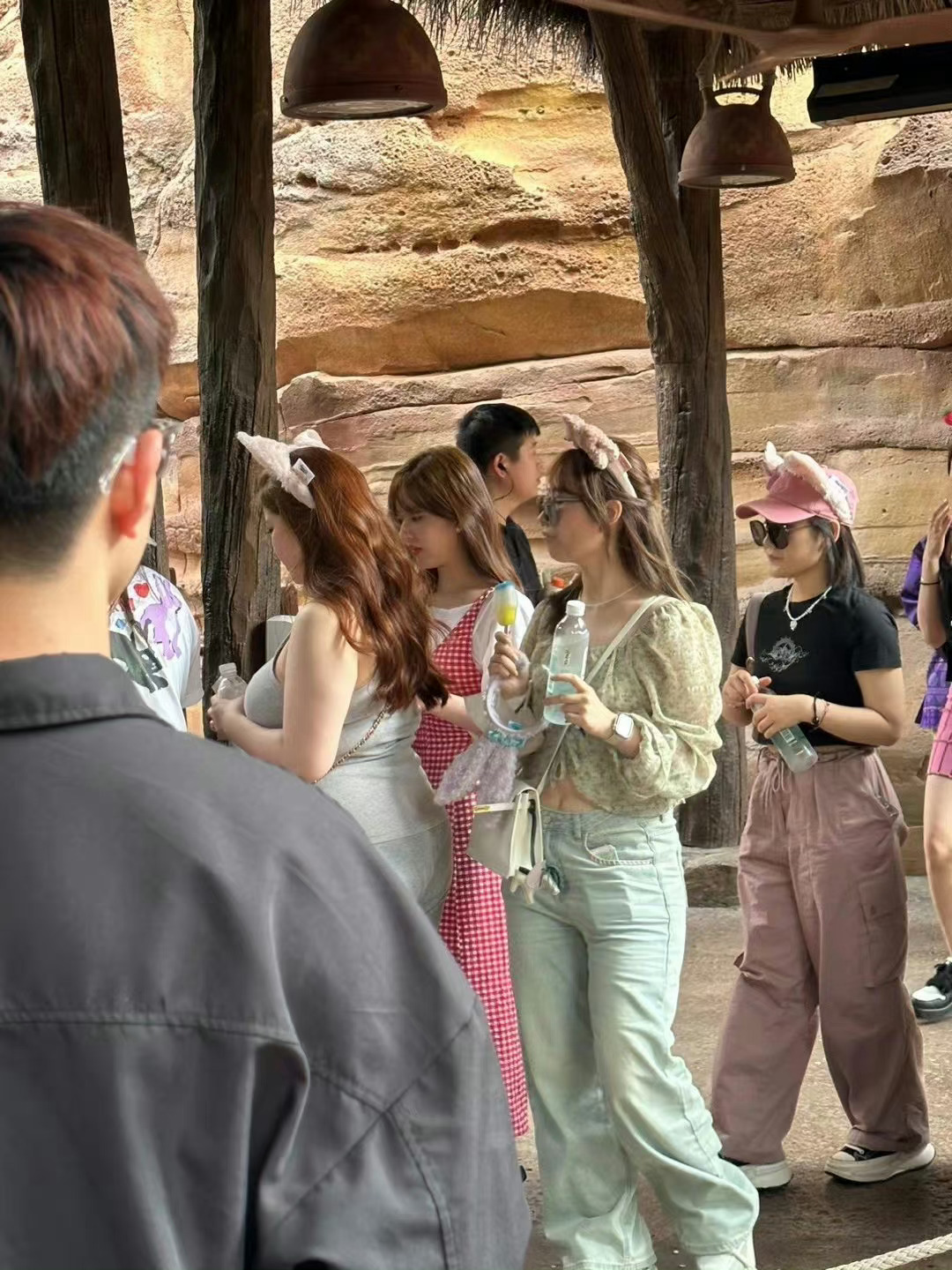 Zhao Lusi's smile is so seductive, wearing a pink plaid skirt and ...