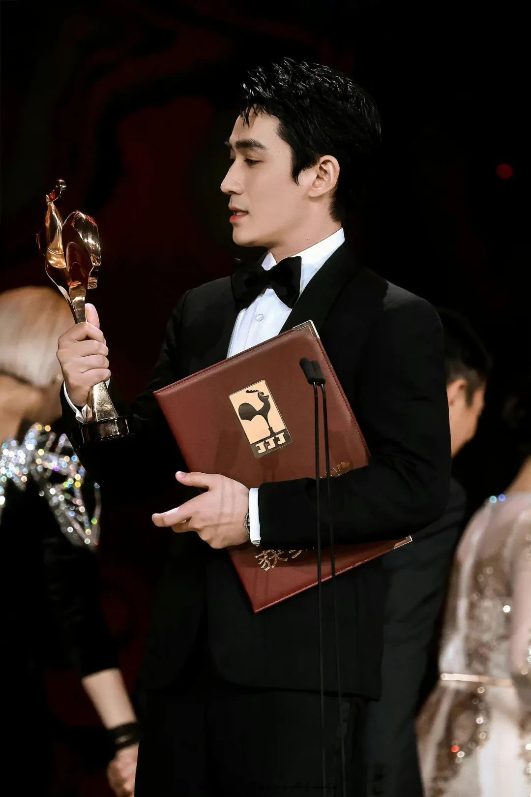 Golden Rooster Award red carpet overturned?How did Guan Xiaotong step ...