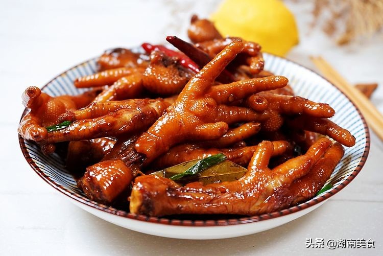 The simplest home-cooked recipe for braised chicken feet. Spicy and ...